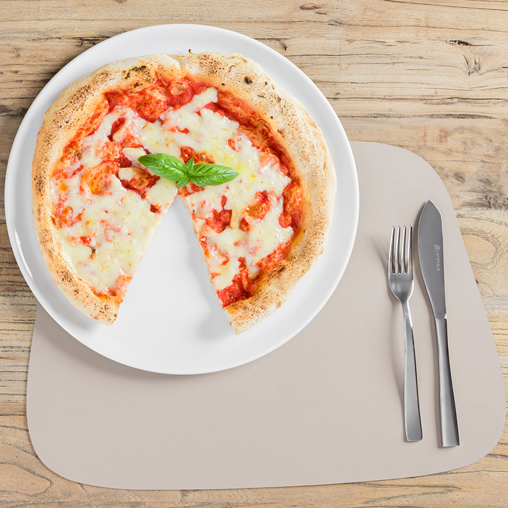 Pizza Plate Partenope LandhausLandhaus Casolaro Hotellerie Spa